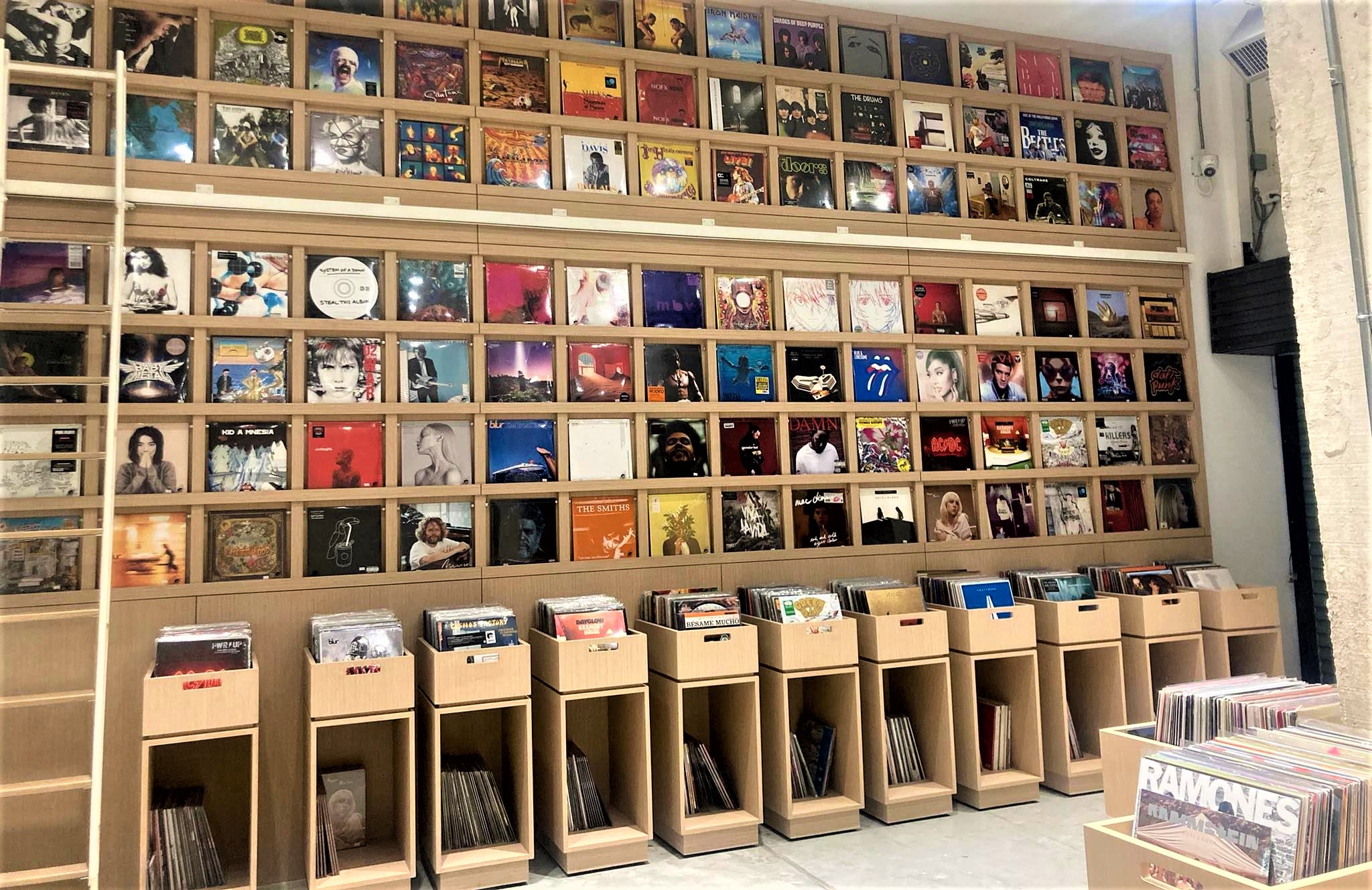 【タイ / Thailand】バンコクに新たなレコードショップ「CD COSMOS」がオープン – MusicLaneOkinawa